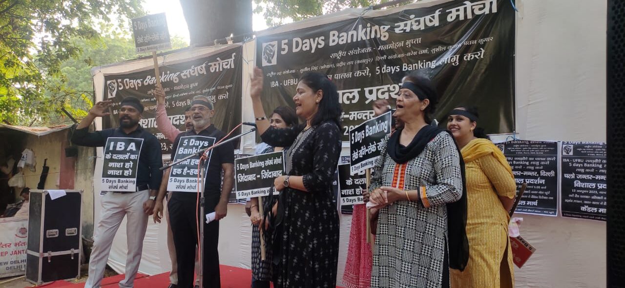 5 Days Banking Sangharsh Morcha Takes Out Candle March To Get It ...